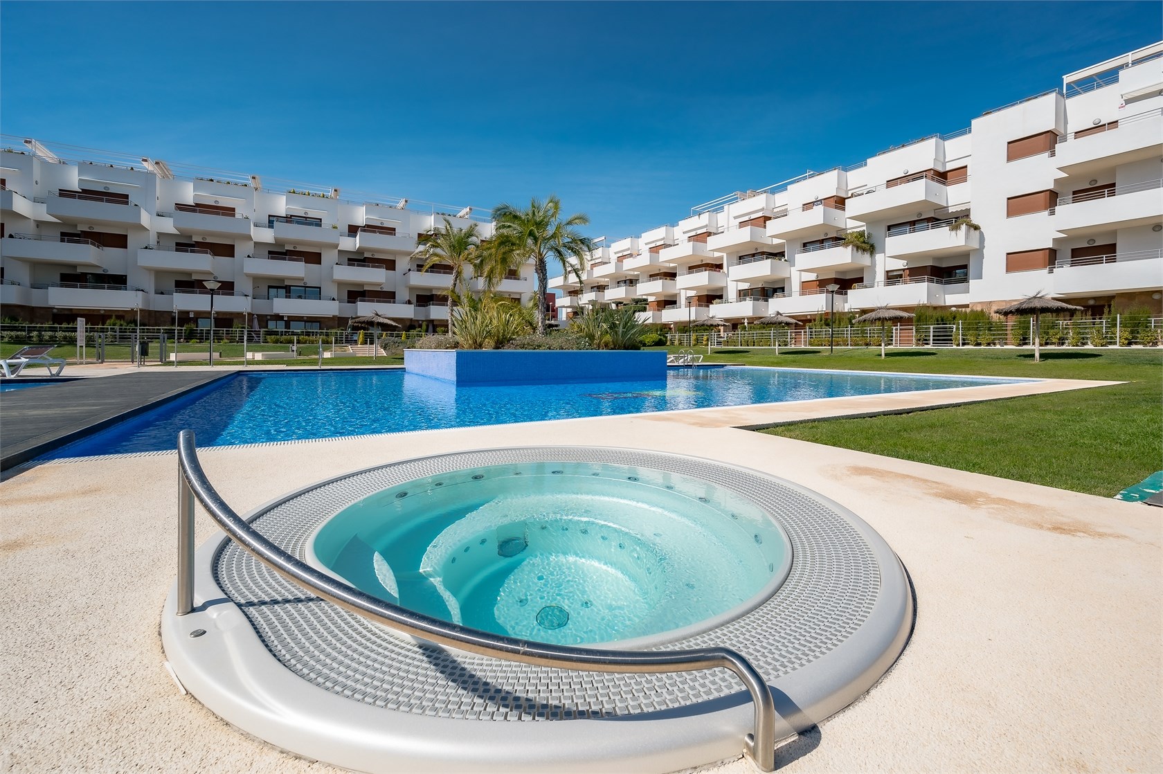Modern apartment with views of the pool - Diamond Estates